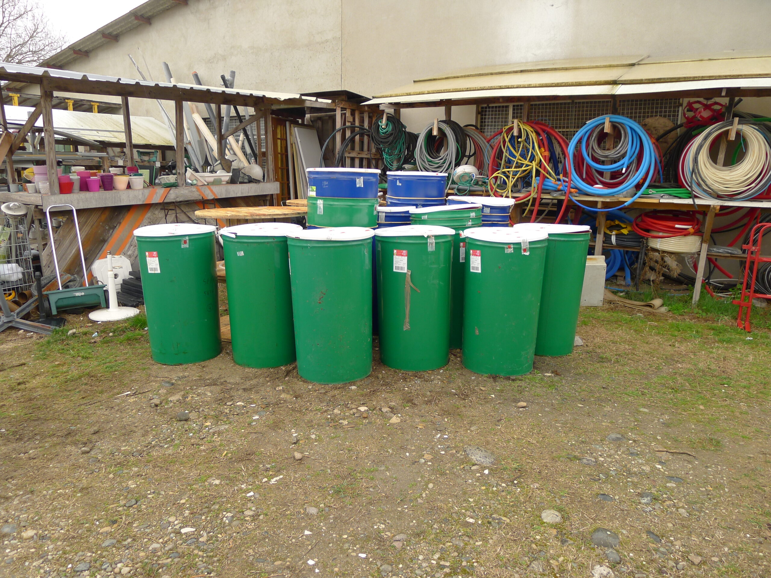 Bidons – ou fûts – bleus de qualité alimentaires – La Ressourcerie verte